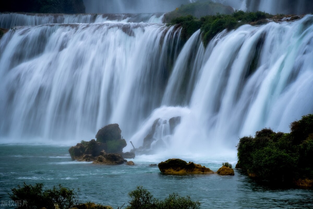 Visit Guangxi Detian Transnational Waterfall with water flow three ...