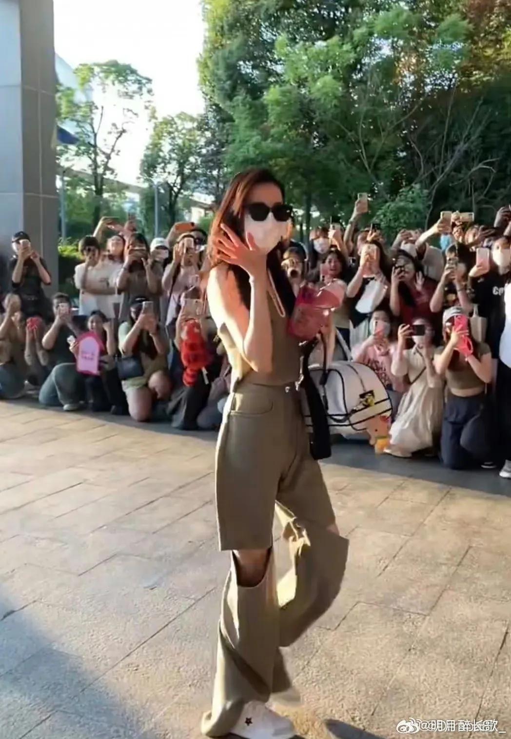 Di Lieba's latest Reuters interacts with fans cordially, beautiful ...