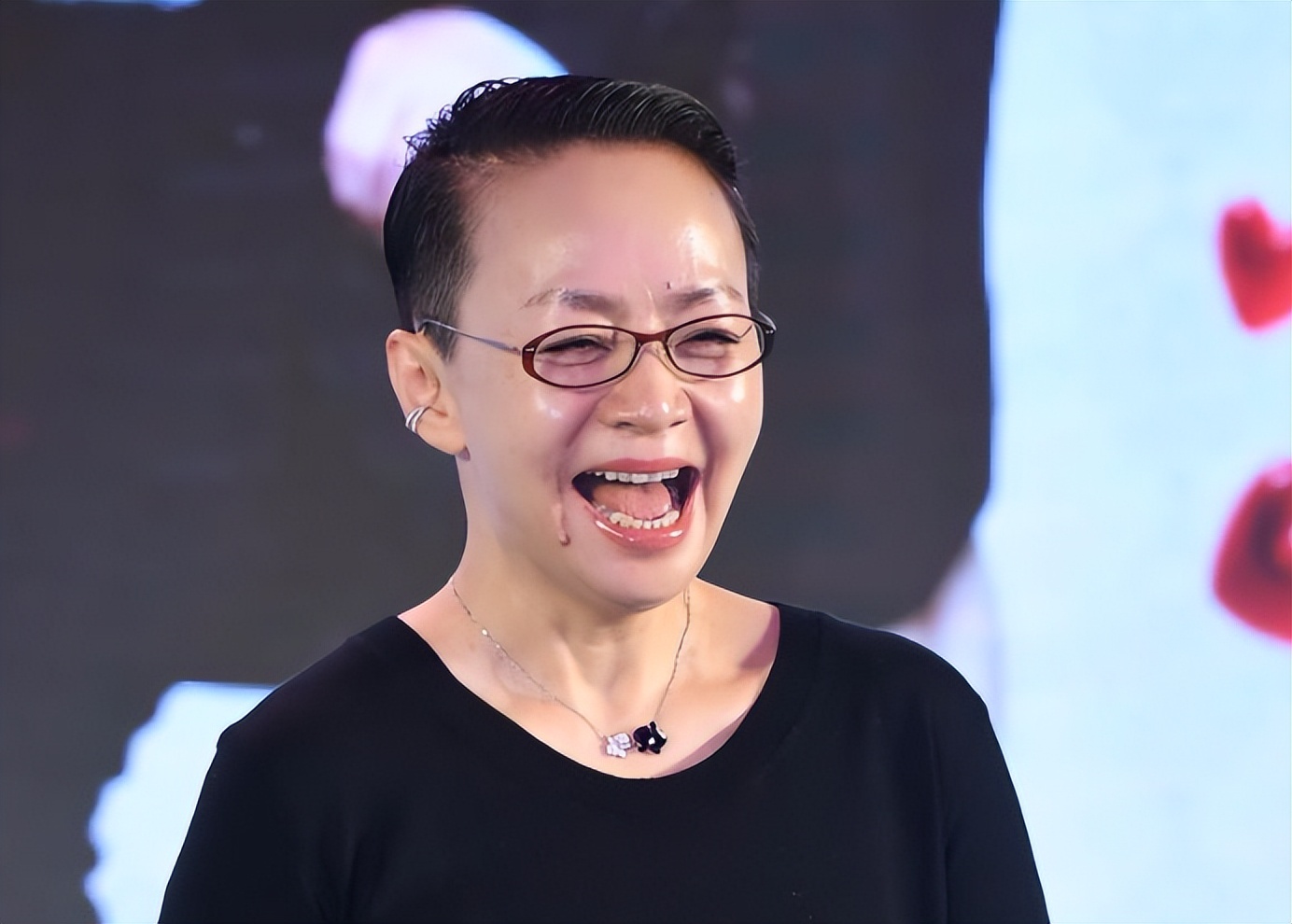 Song Dandan is an old drama player whose age is unclear, and he still ...