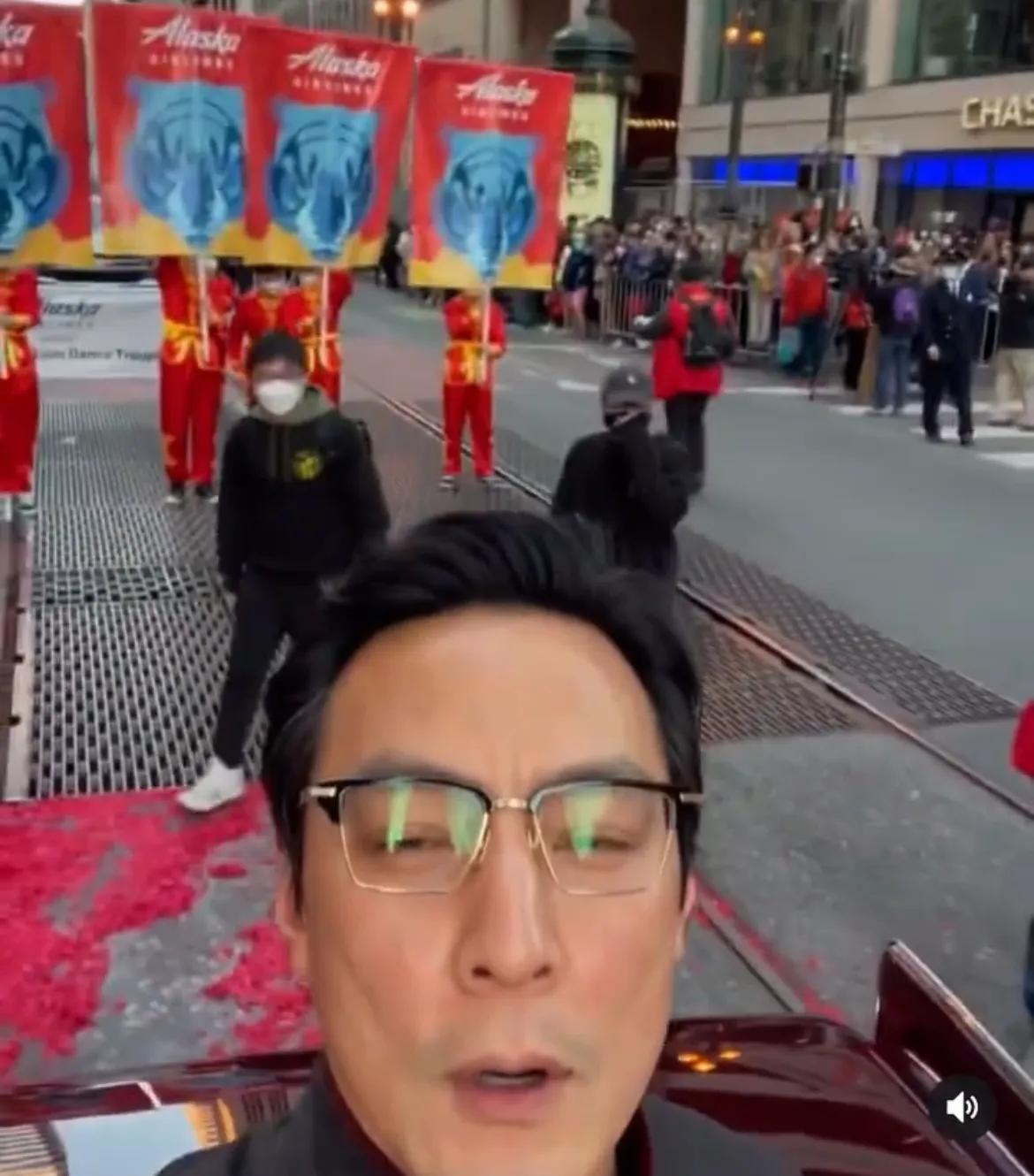Wu Yanzu's family of three participated in the float parade. The 8-year ...