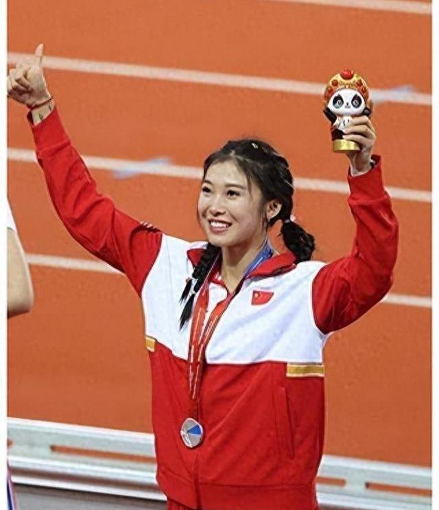 Hurdle goddess Wu Yanni is in trouble again! Still looking disdainful ...