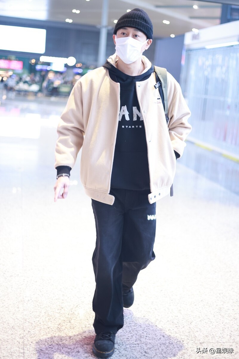 Lin Feng departed from Hongqiao Airport, wearing a casual baseball ...