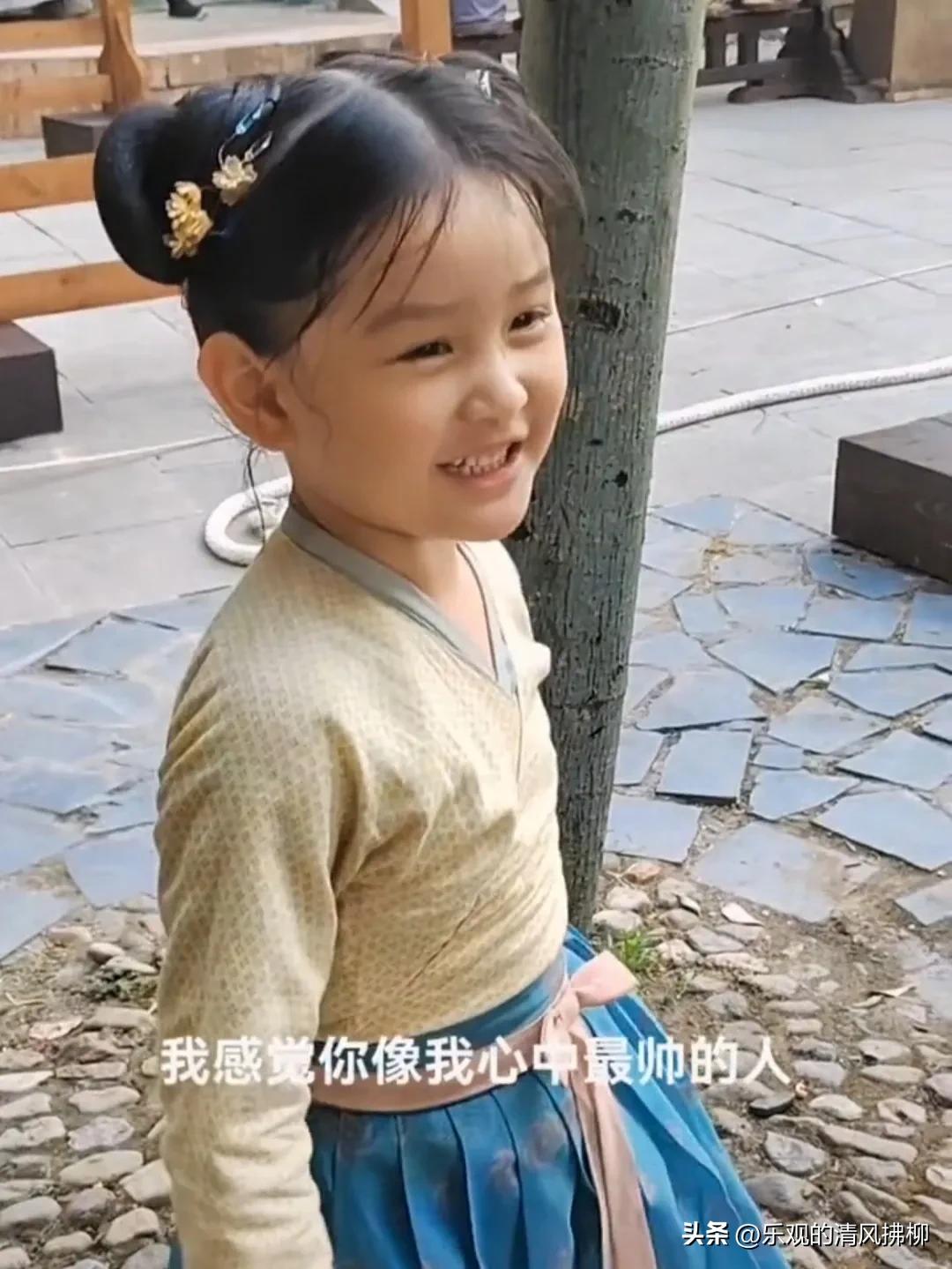 49-year-old Huang Haibing was showing off her baby on the set. Her ...