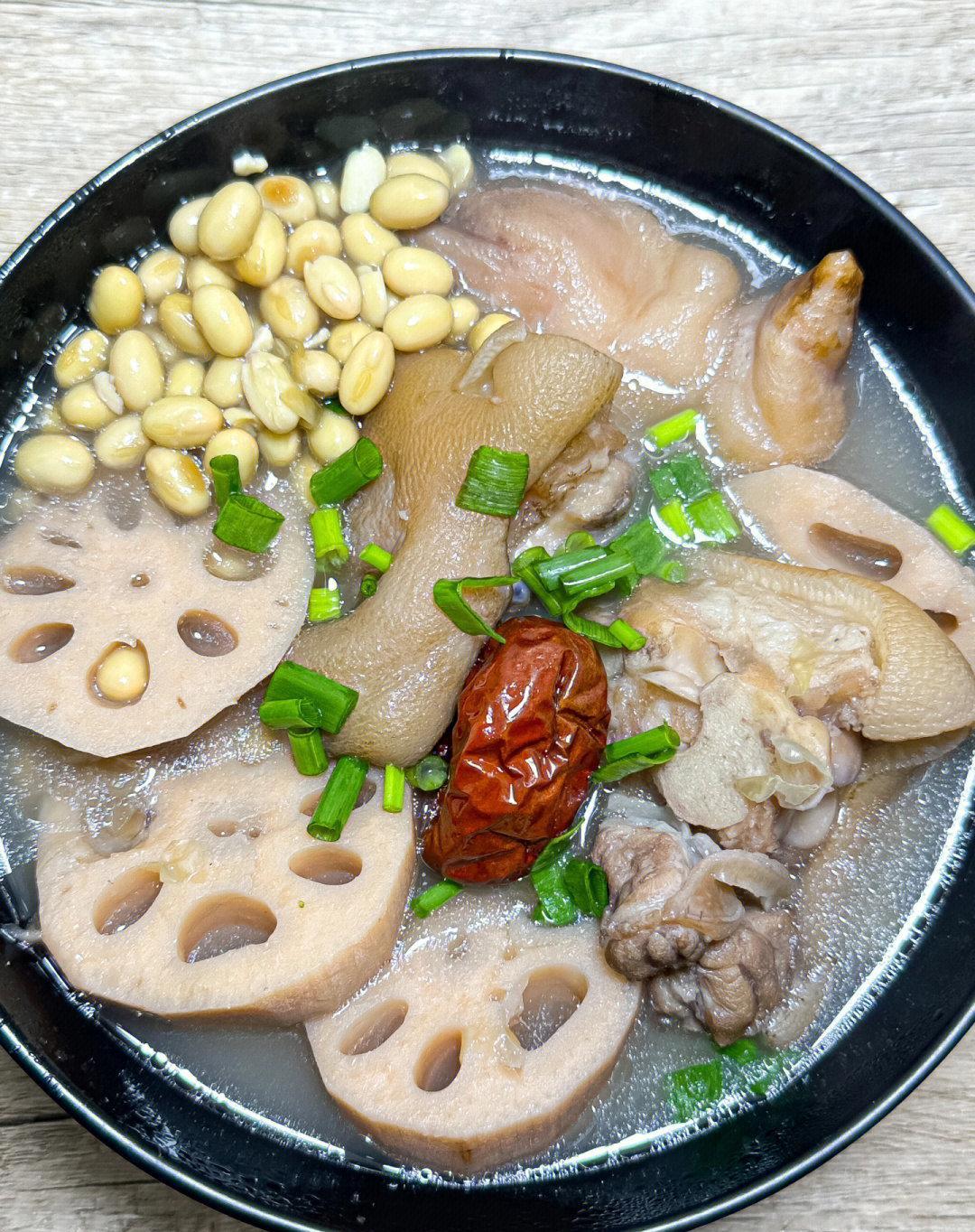 Super delicious lotus root and trotter soup, rich in nutrition ...