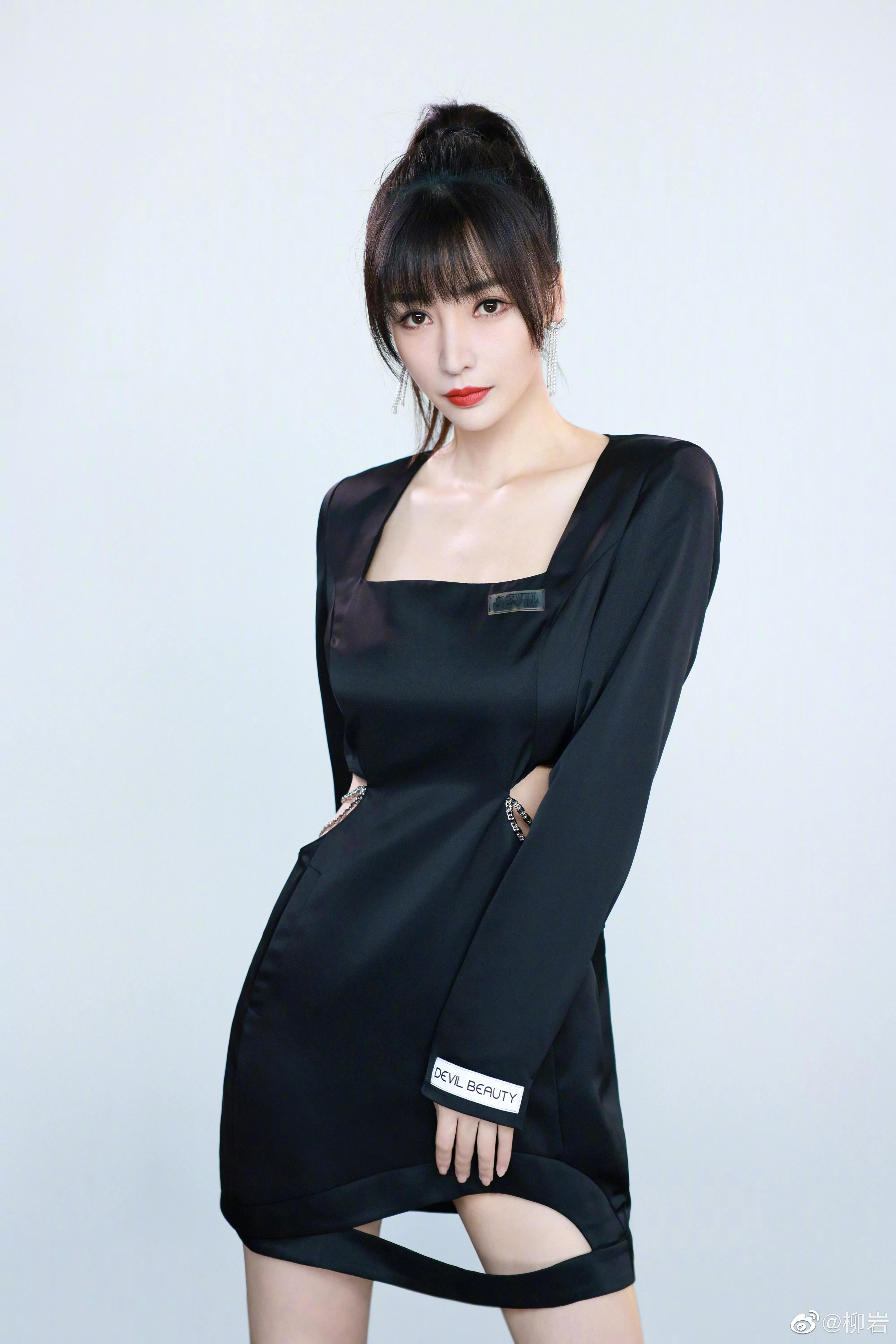 Liu Yan's photo, wearing a black waistless dress, exquisite and elegant ...