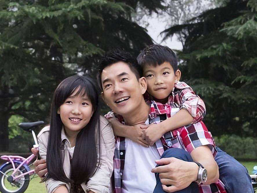 Ren Xianqi - the "superstar" of the Chinese music scene - iNEWS