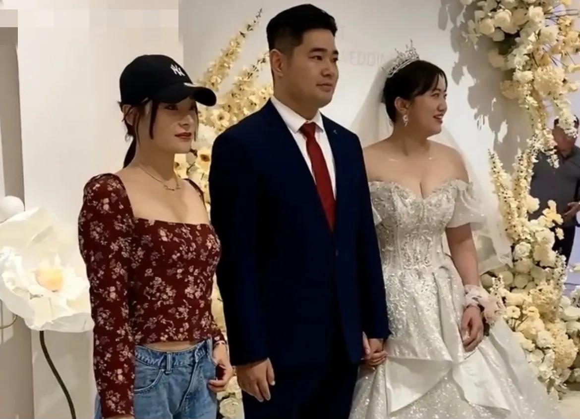 Yuan Shanshan went home to attend her younger brother's wedding. She ...