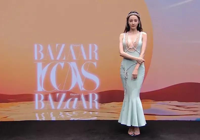 After the Harper's Bazaar star's red carpet look is released, the dark horse has appeared! This ...