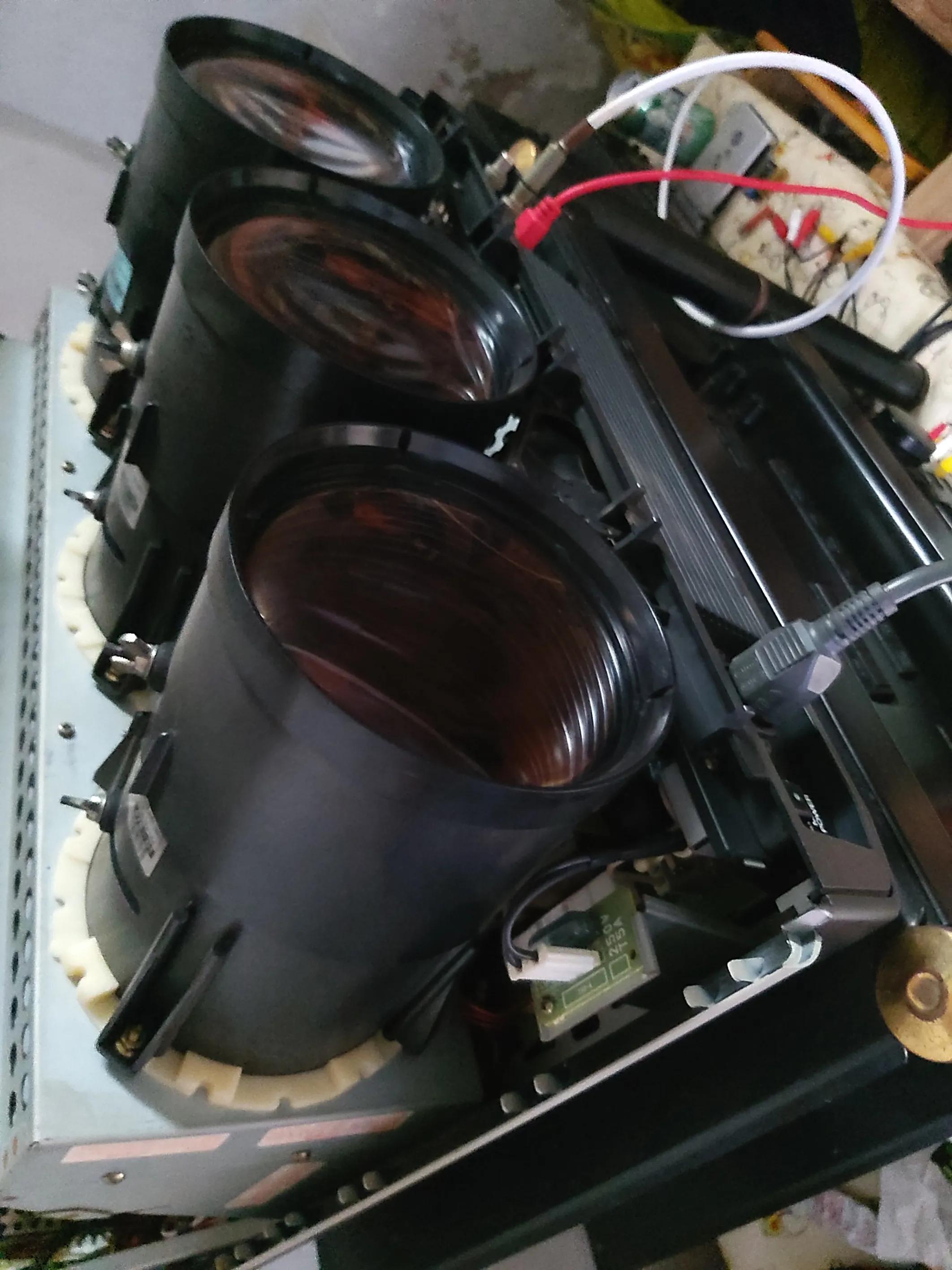 Three-gun projector - iNEWS