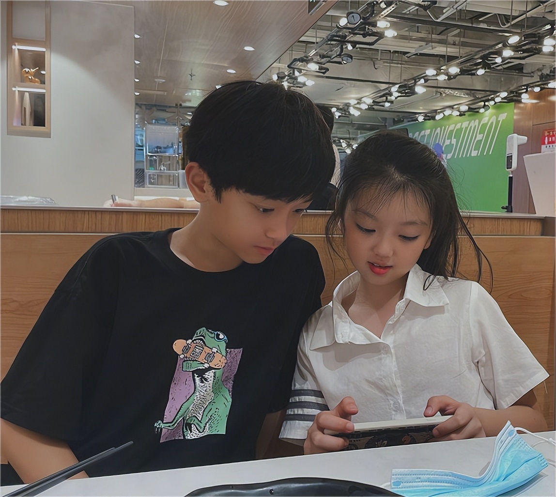 Li Yihang's mother frequently posts photos of her son and Aralei, the ...