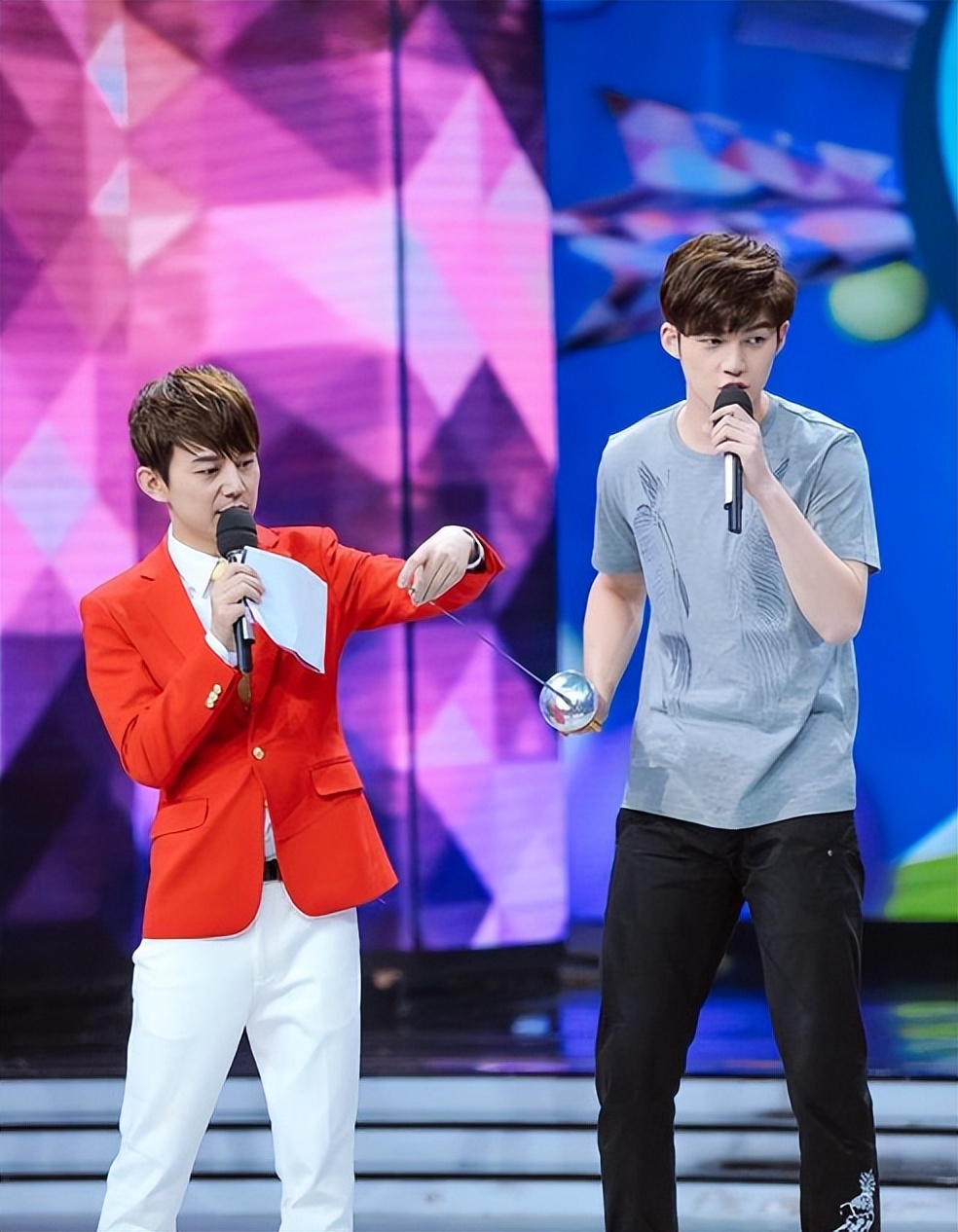 Visual design elements of variety shows—taking "Happy Camp" as an ...