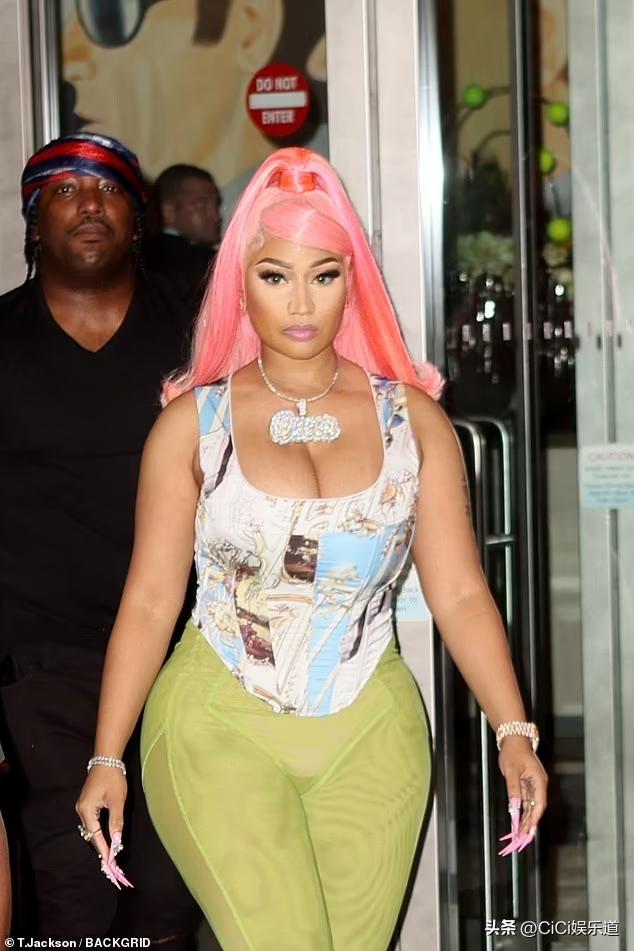 Spicy Chicken Nicki Minaj Gorgeous Look: Pink Hair and Green Leggings - iNEWS
