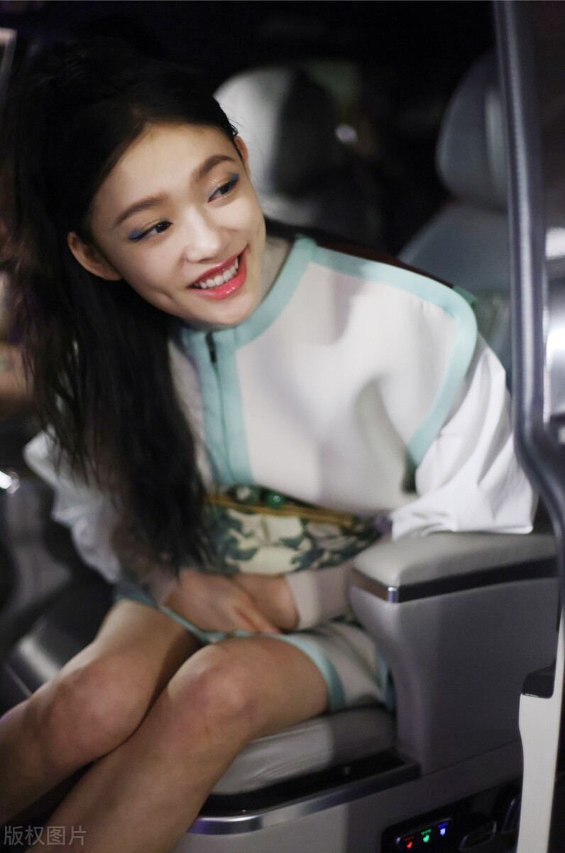 Lin Yun's color-blocked top and dress left the hotel, showing her ...