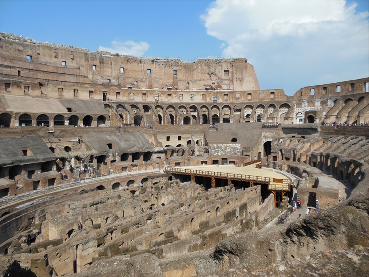 What was the background of the rise of traditional polytheism during ...