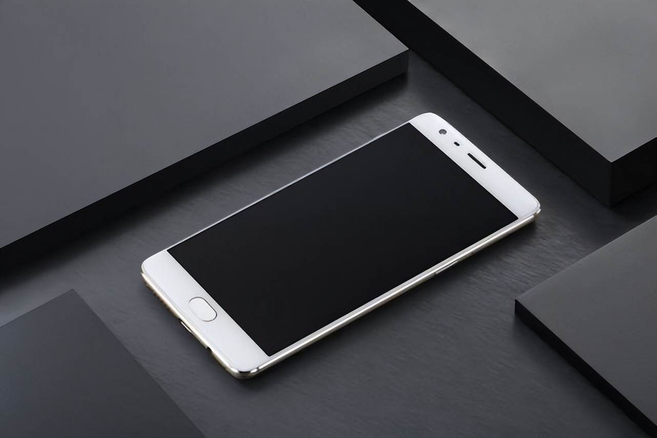 No matter what mobile phone you use, try not to put it together with ...