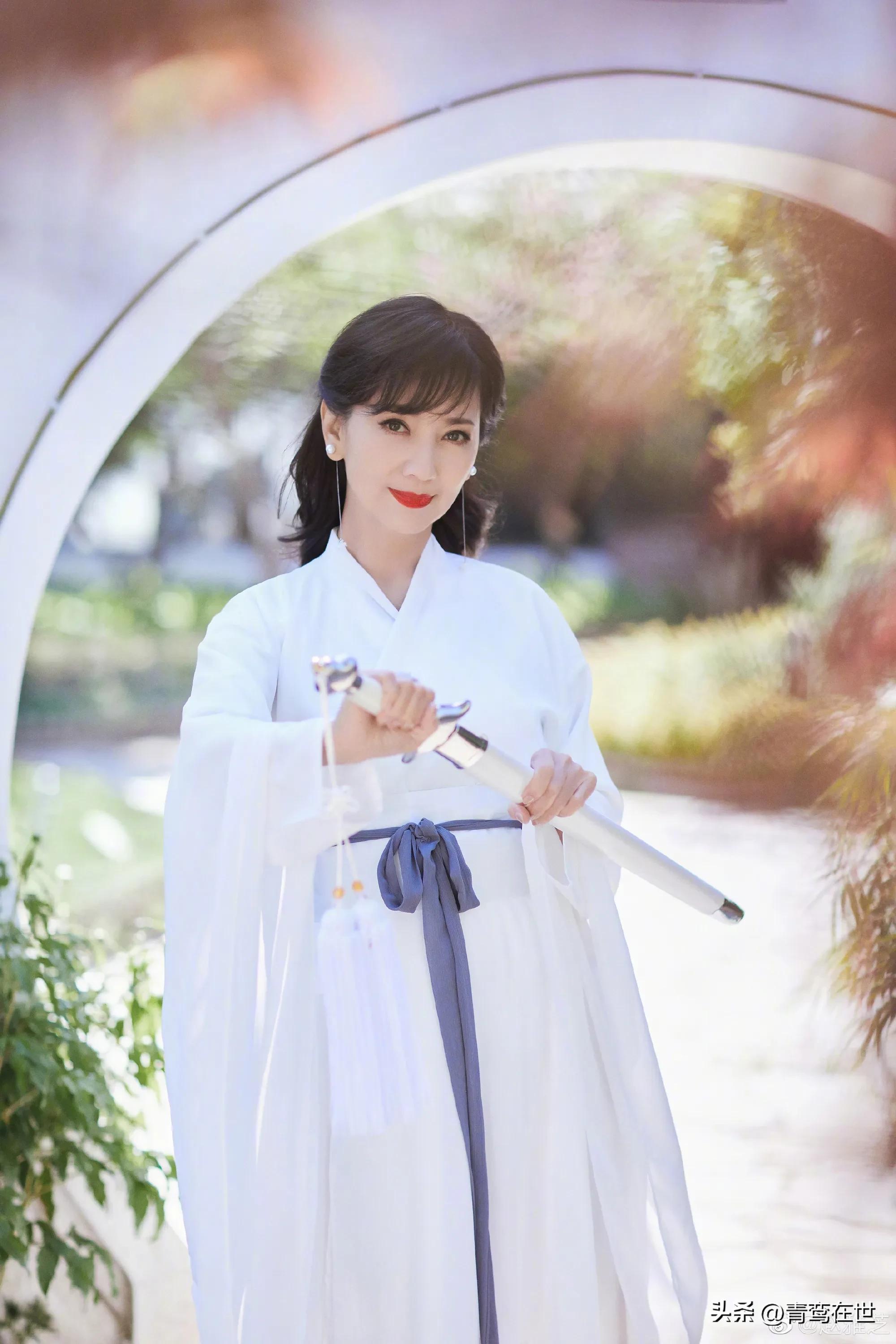 Although Zhao Yazhi's ancient costume has a sense of age, she is still ...