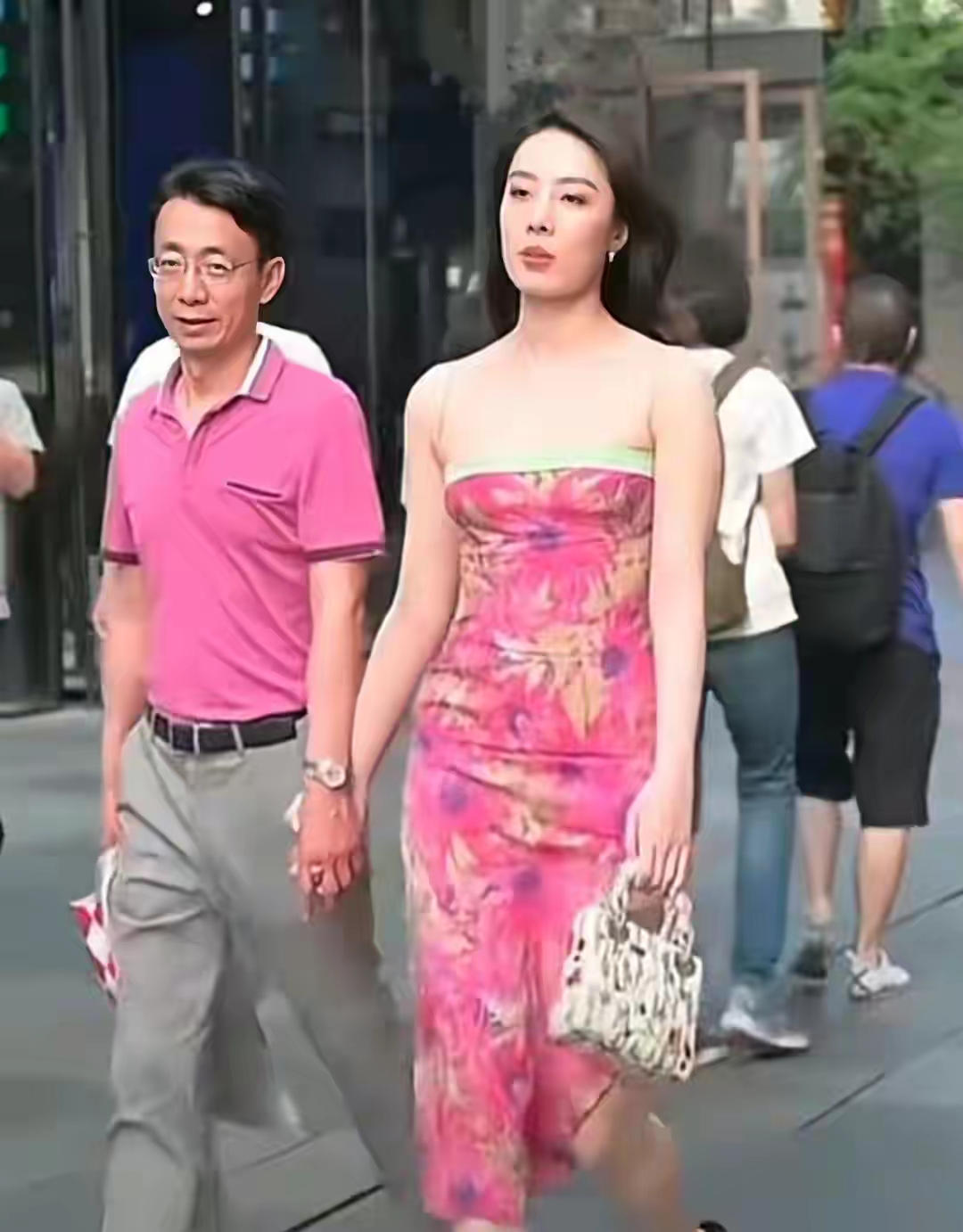 Ms. Dong's gym is exercising alone, her body is completely exposed, not ...