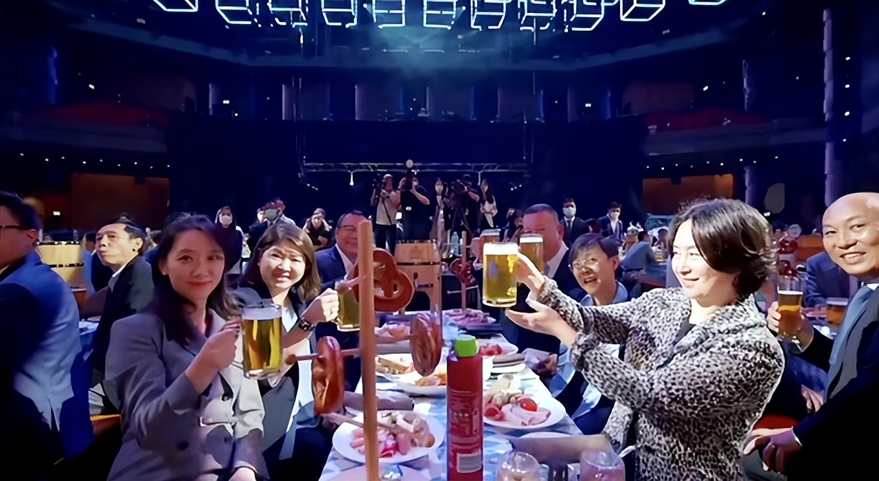 He Chaoqiong appeared at the Oktoberfest, with a haggard and wrinkled ...