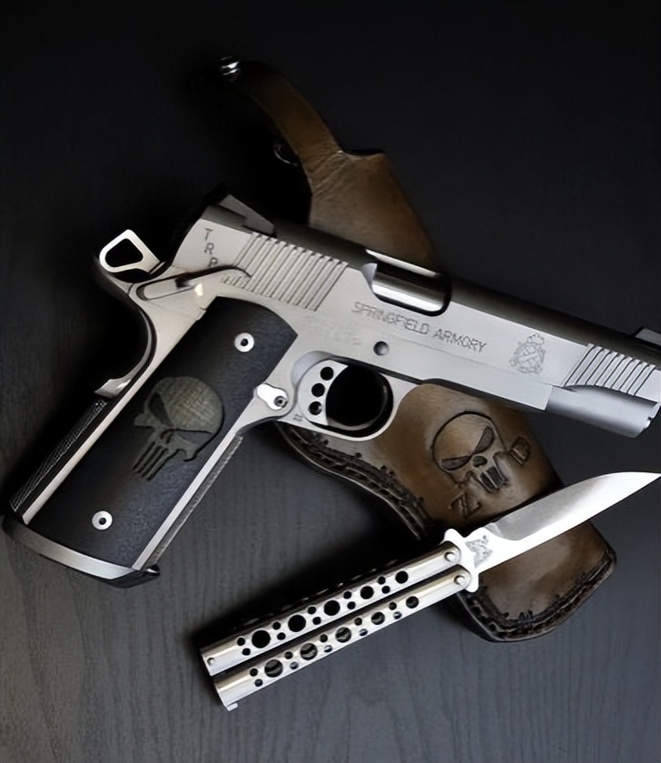 The Violent Aesthetics of Gun Displays - iNEWS