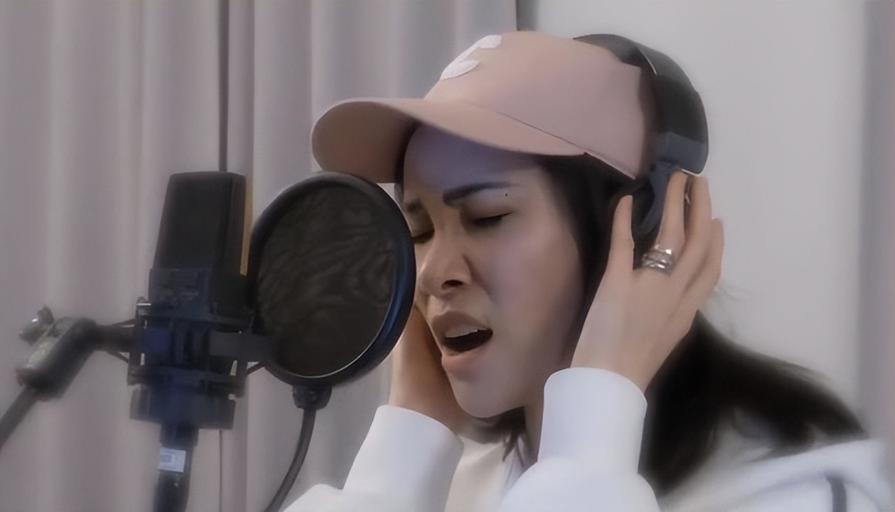 37-year-old Sinina is so beautiful without makeup, her skin is like a ...