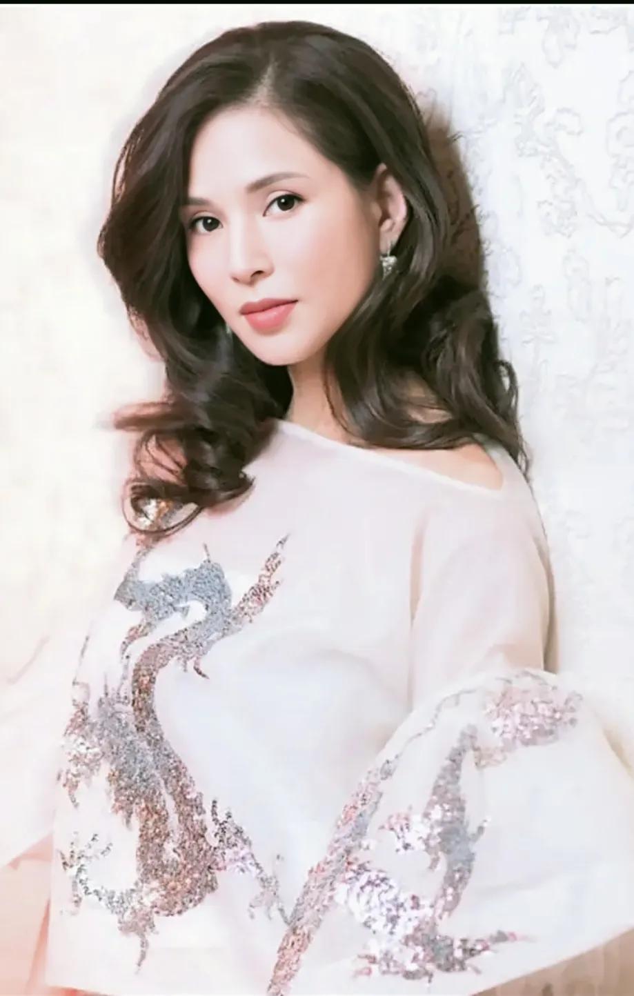 "The Goddess of Frozen Age" Li Ruotong - iNEWS