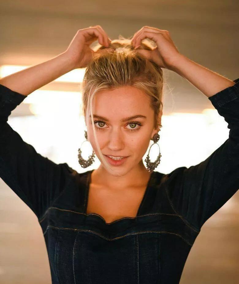 Famous Dutch female singer, her eyes are deep and addicting - iNEWS