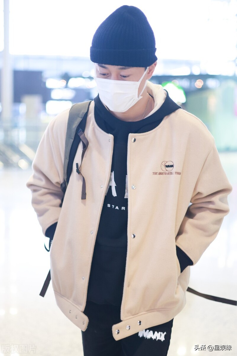 Lin Feng departed from Hongqiao Airport, wearing a casual baseball ...