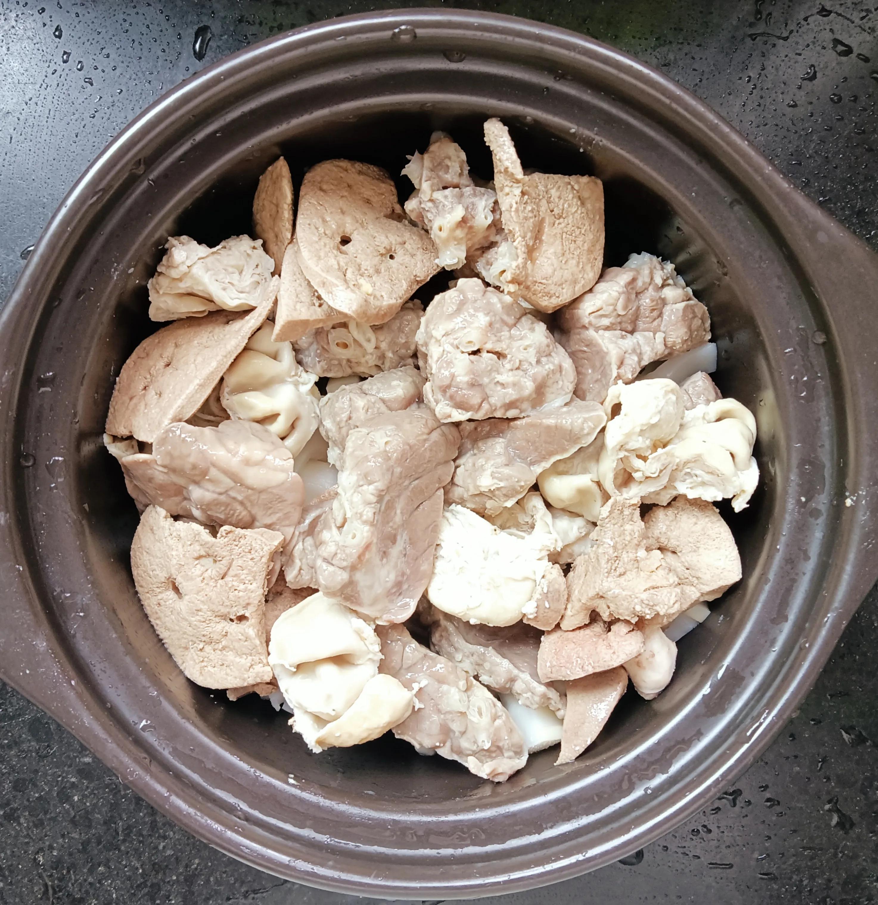 Braised pork offal with sauerkraut and bamboo shoots, a delicious home ...