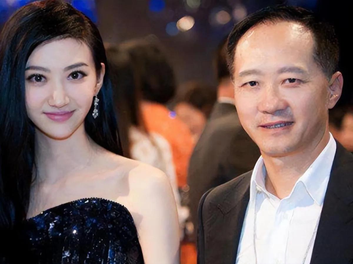 The gold master behind Jing Tian appeared! Suspected to be a ...