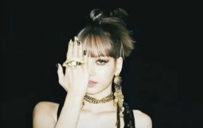 Lisa dances striptease and becomes a cultural icon! Successfully ...