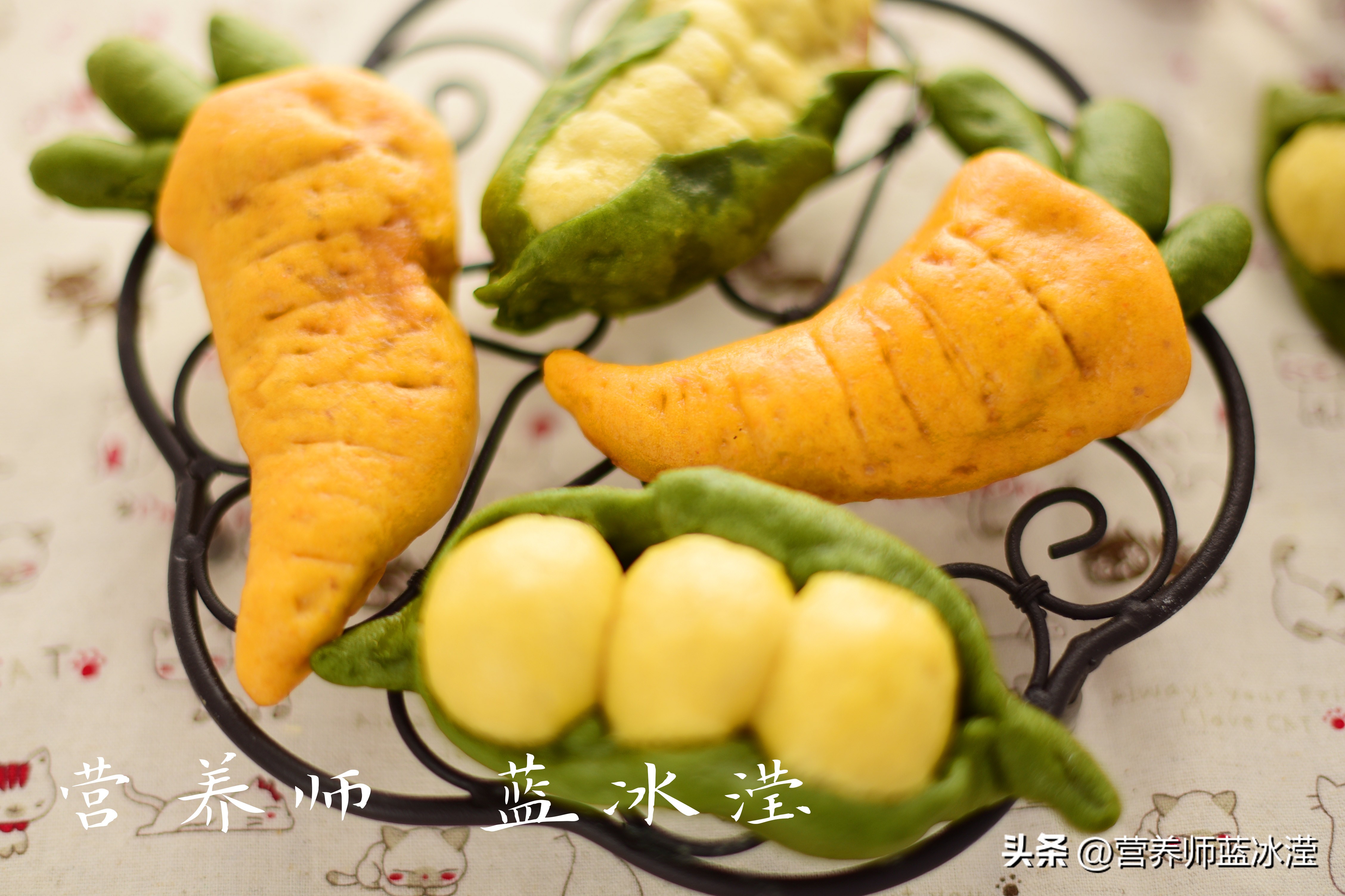 Small animal and vegetable steamed buns, a complementary food that can ...