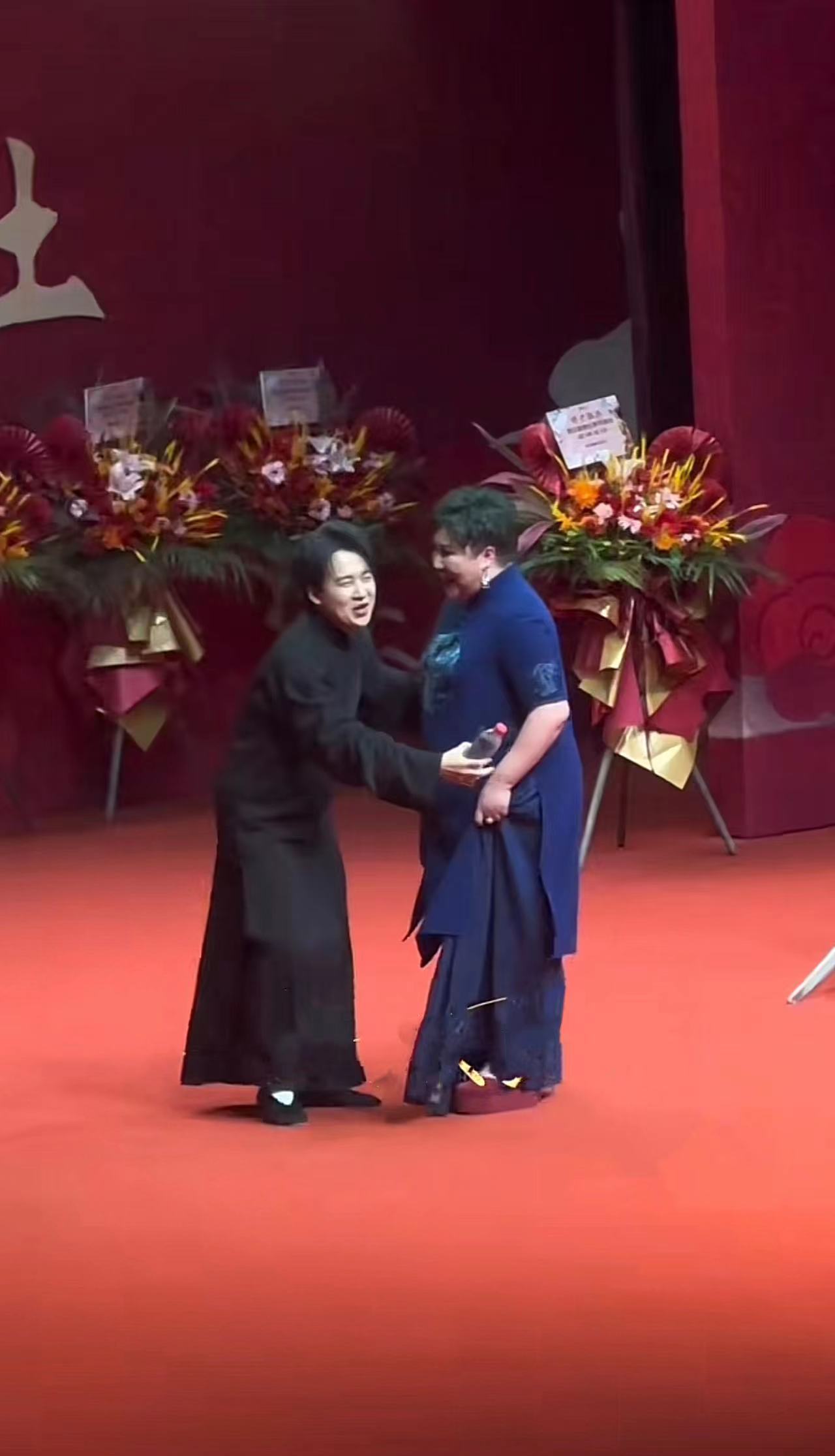 Guo Degang's wife, Wang Hui, has changed a lot! Dyed green hair has a ...