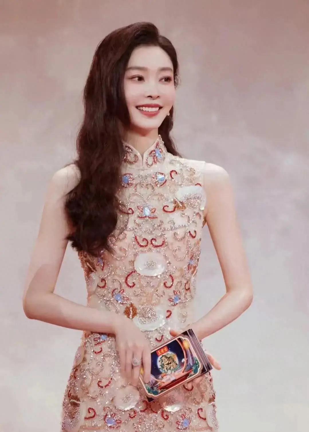 Mid-Autumn Festival Gala: Ju Jingyi is so stunning that she completely ...