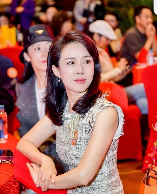 This evening in Beijing, Yan Danchen is so beautiful, Rong Mama is so ...