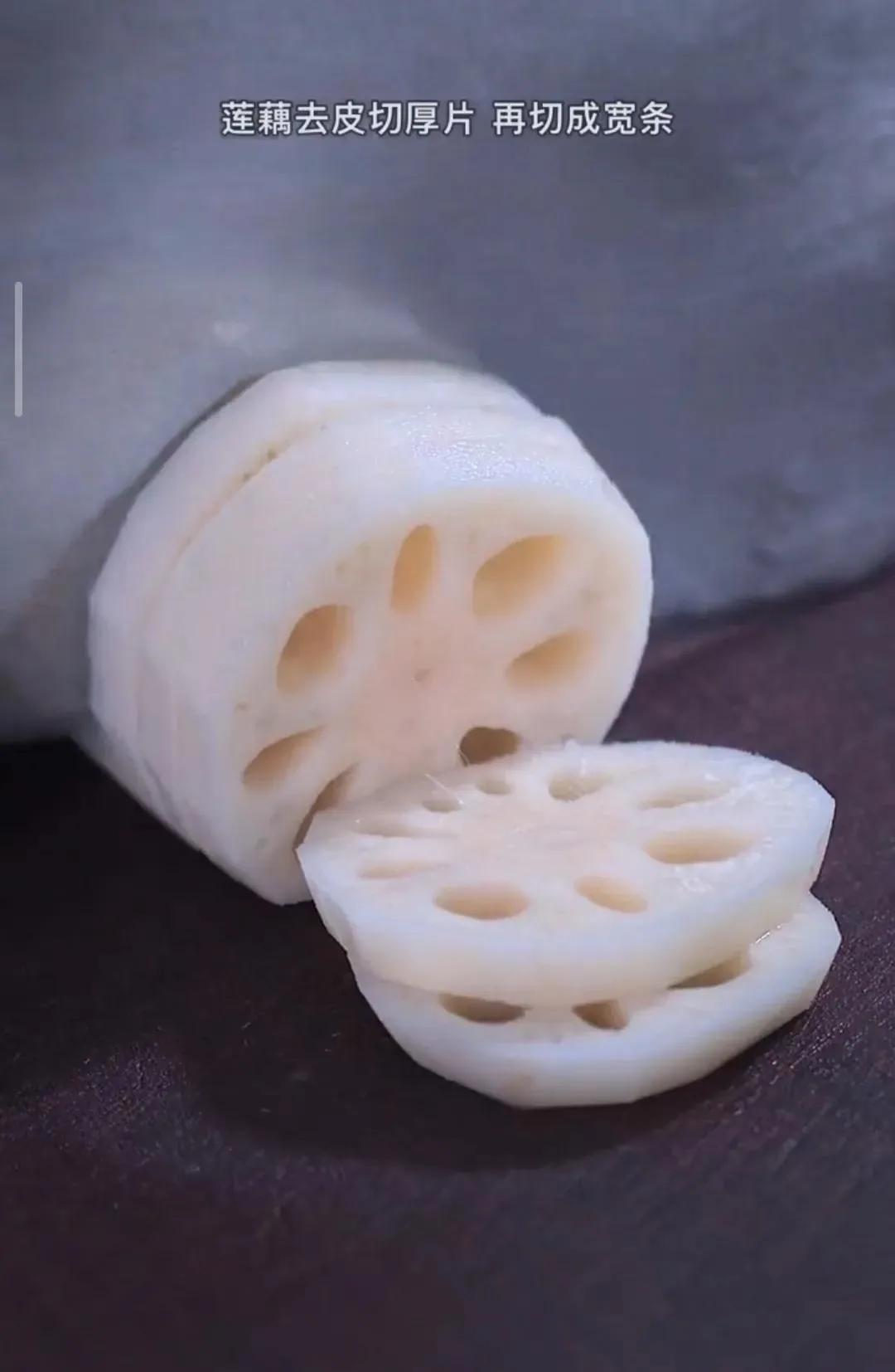 The hot and sour lotus root slices are fried like this, I believe you ...