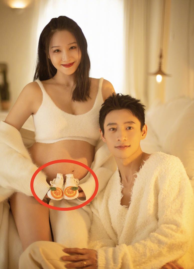 37-year-old Wei Chen announces that he will be a father, posting photos of the couple during ...