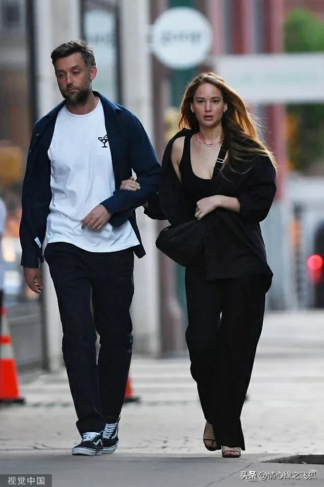 "Big Cousin" Jennifer Lawrence and her husband go out for a walk arm in ...