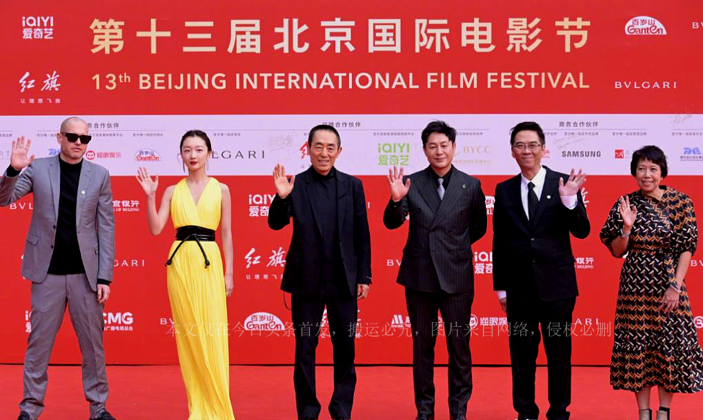 Falling, throwing skirts, and letting C in embarrassment, a red carpet at the Beijing Film ...