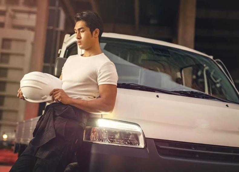 The SUV car model is so handsome, the chest muscles support the T-shirt ...