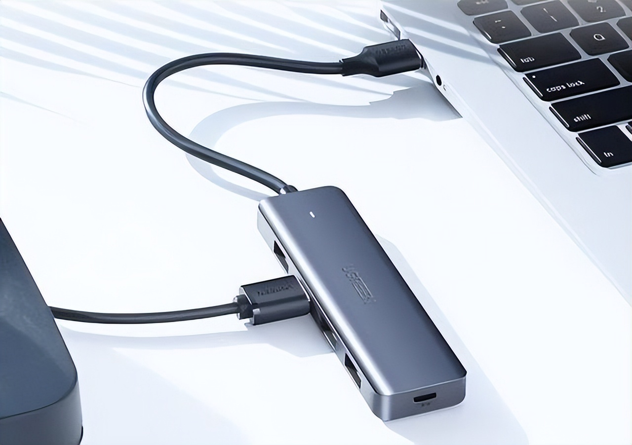 There is no laptop socket and you can't insert a U disk, just one thing ...