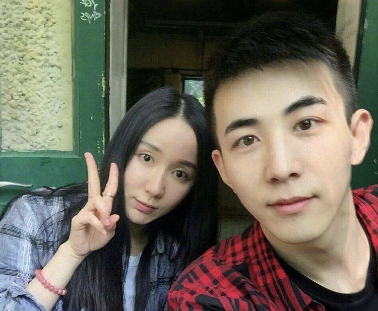 Emotionally stable! Li Chuan held hands with his girlfriend to buy bananas and went back to the ...