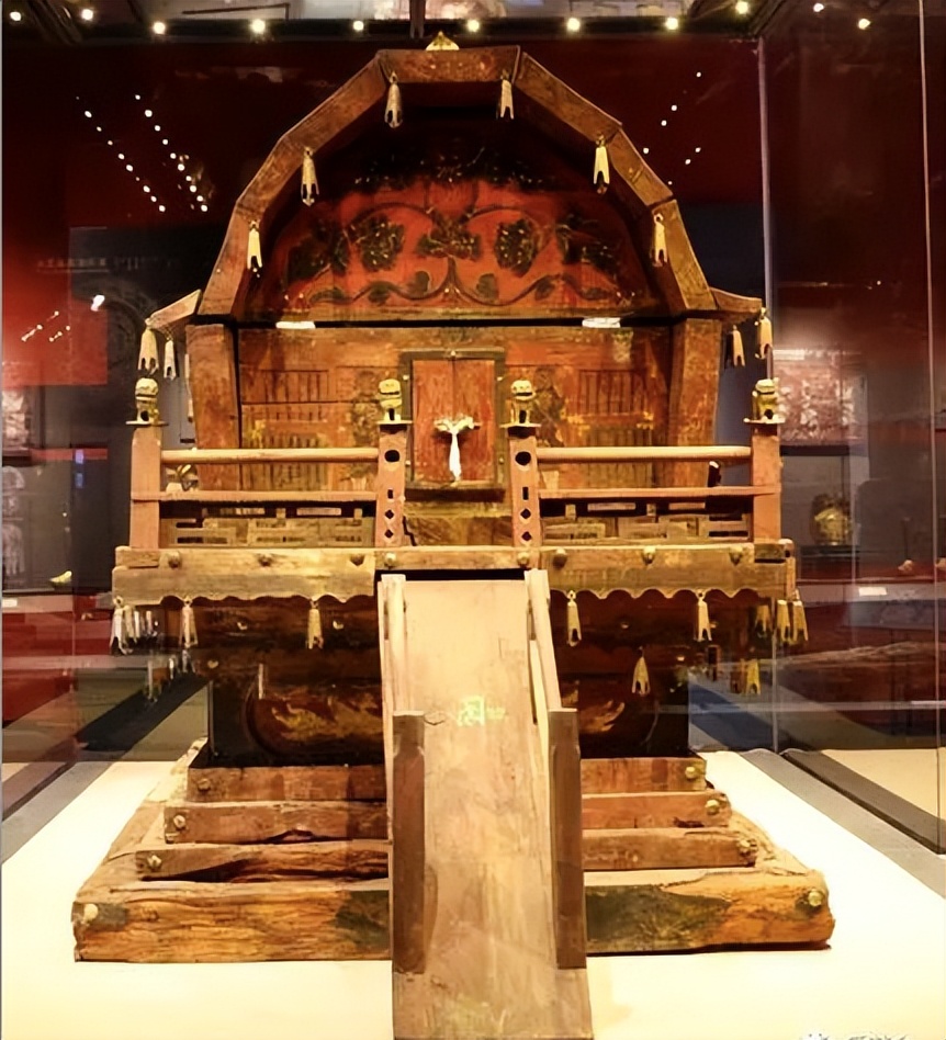 A thousand-year-old tomb exploded in the quarry, with a red phoenix ...