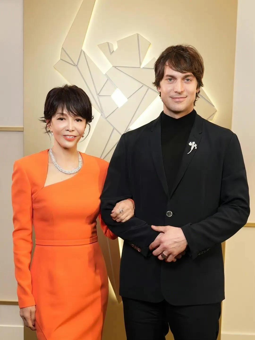 Zheng Yuling, a 65-year-old girl, wears an orange dress and loses 10 ...