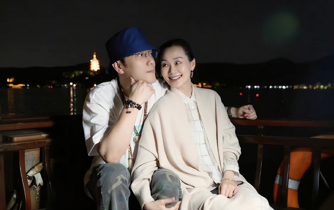 52-year-old Lin Yilun and his wife traveled to the West Lake at night ...