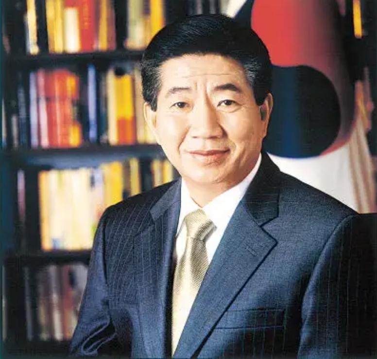 After South Korean President Roh Moo-hyun jumped off a cliff to his ...