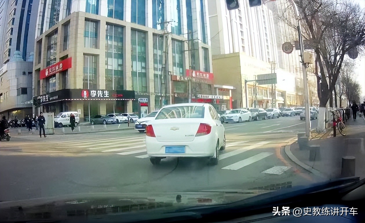 When the car in front suddenly stops when turning right, how should a ...