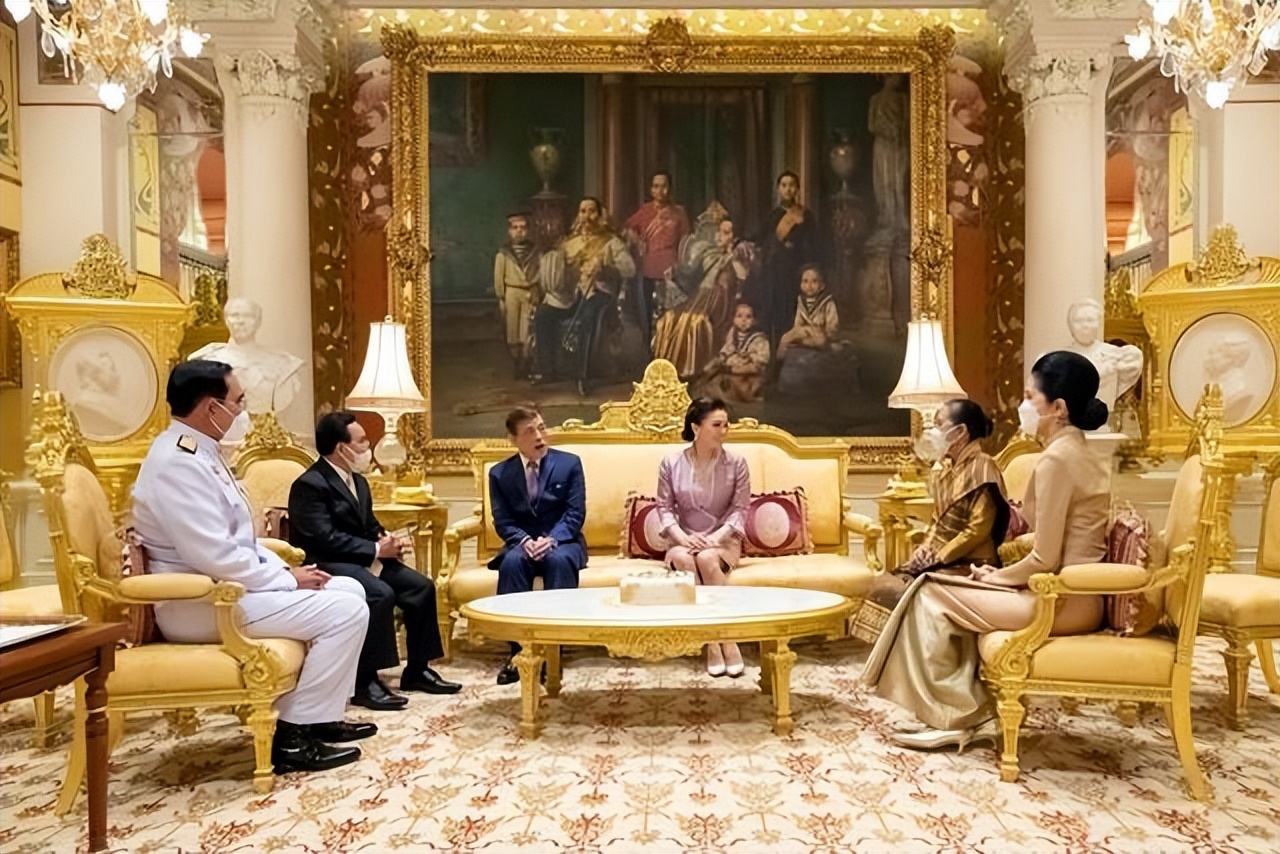 The 44-year-old Queen Suthida of Thailand is so tender in a pink dress ...