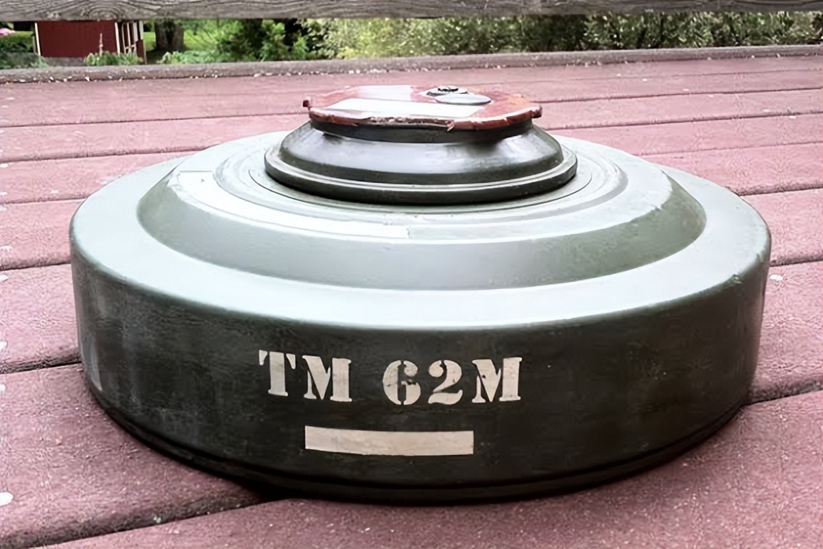 Russian soldiers split anti-tank mines with axe: domineering and ...