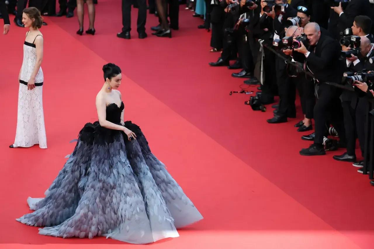 Fan Ye's final look in Cannes is beautiful - iNEWS