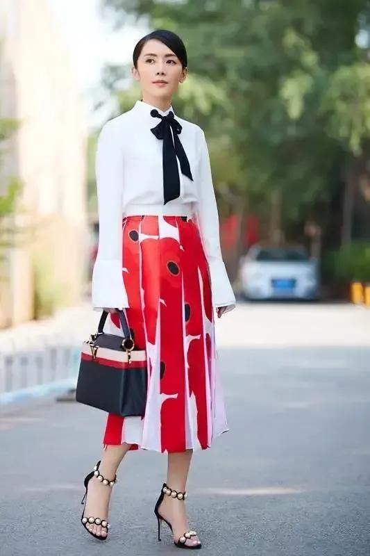 Celebrity Pretty Lady: Che Yongli High Heels YYDS#noble and elegant! - iNEWS